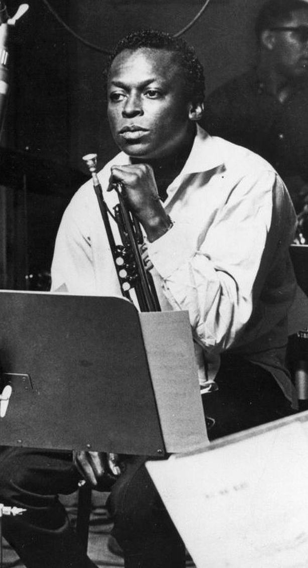 Miles Davis: Sus Inicios como Persona y como Músico. – Los latidos del Jazz